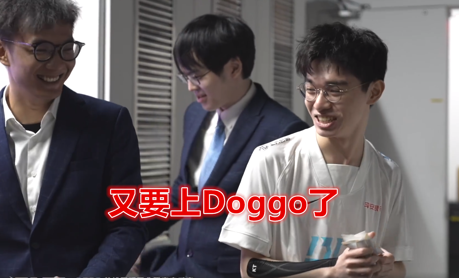 “输出第一不给首发？”Uzi重回替补BLG官博被爆破，粉丝怒喷教练