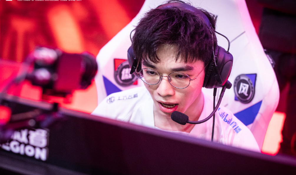 BLG2-1击败WE，拿下第6胜！biubiu创新出装，破舰者阿卡丽零作用