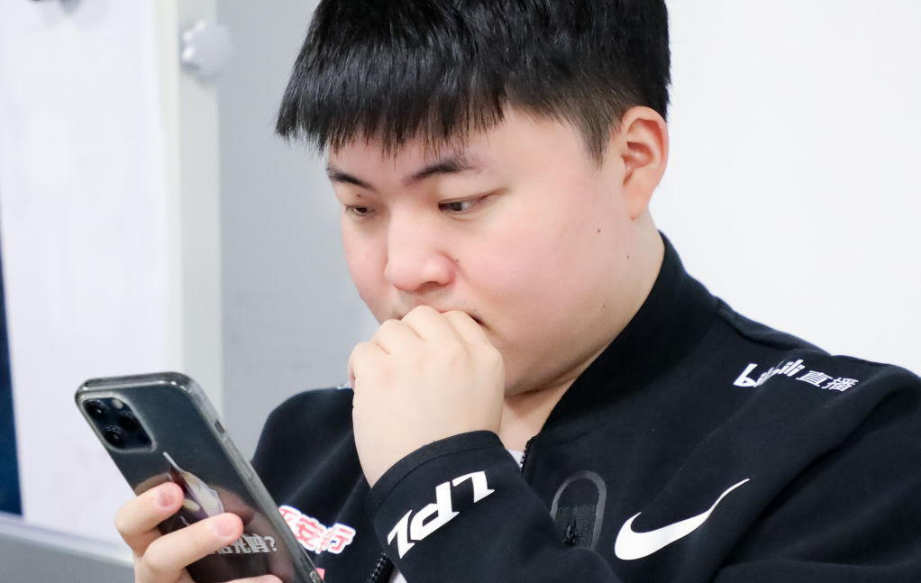 Weiwei人马决策出错，BLG赛点局爆冷败给WE，Uzi呼声高涨