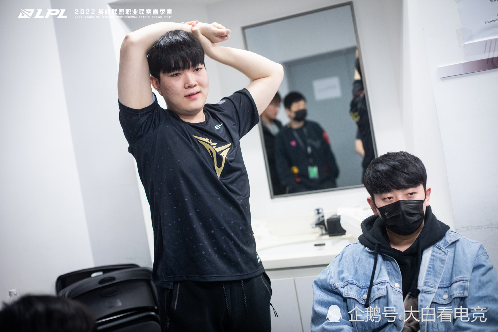 BLG不敌V5陷入三连败，UZI临危受命虽败犹荣，发长文回应重返赛场