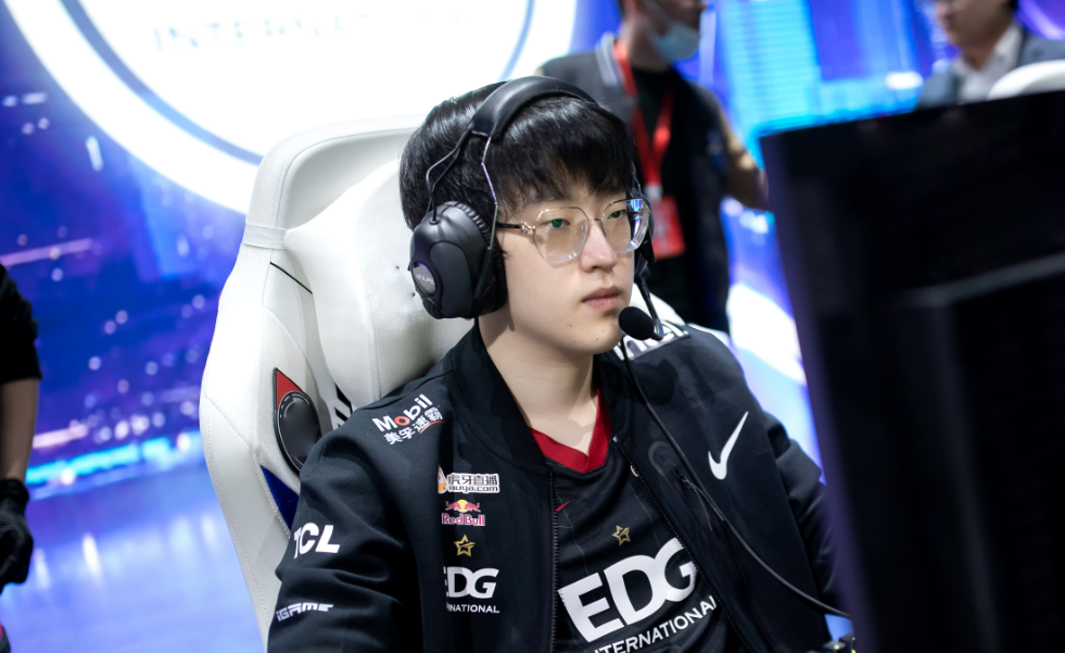 EDG终结连败，2-0拿下LGD！姿态：赢了比赛像输比赛一样