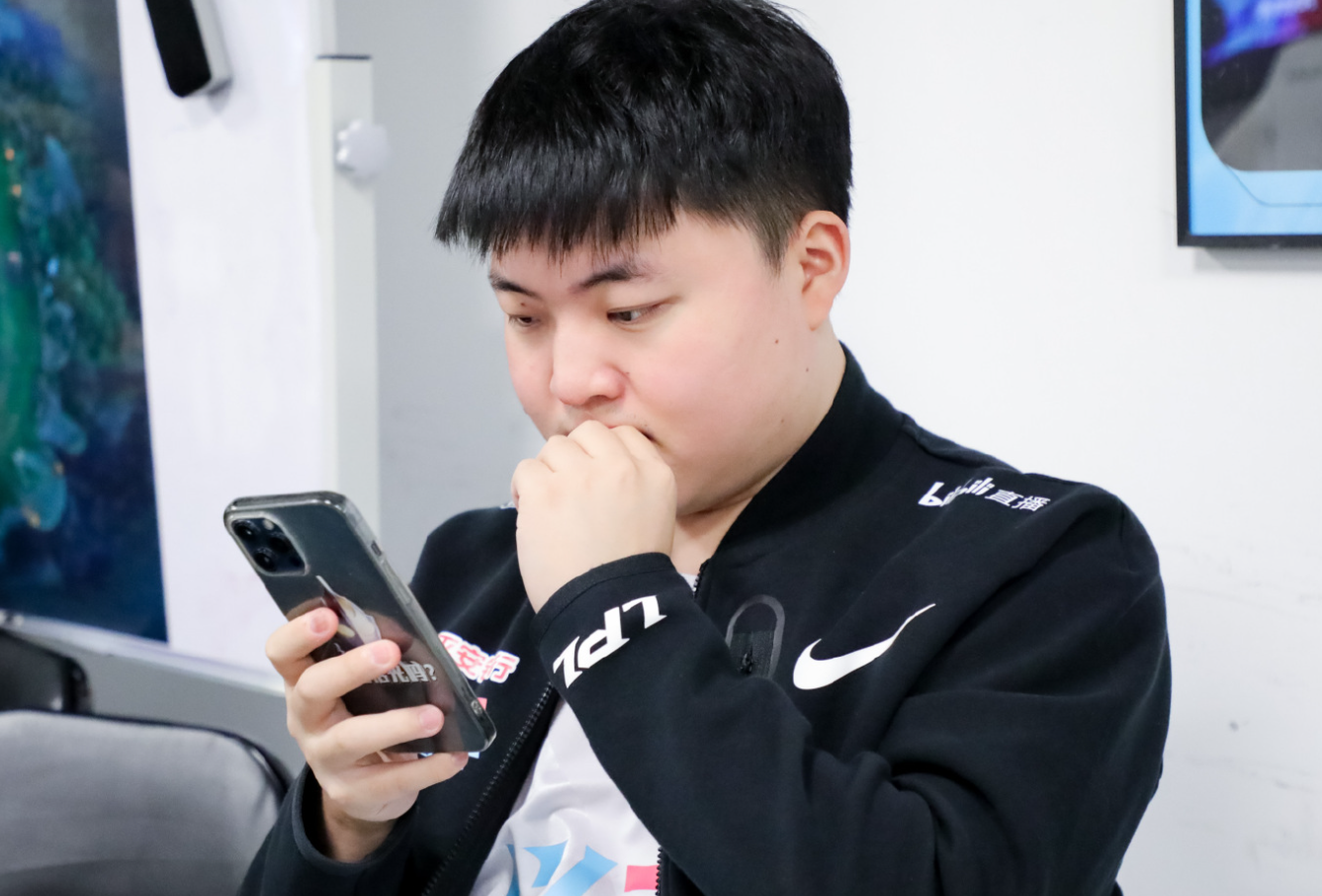 Doggo独自直播！Uzi随队打训练赛！或将在近日重返首发！