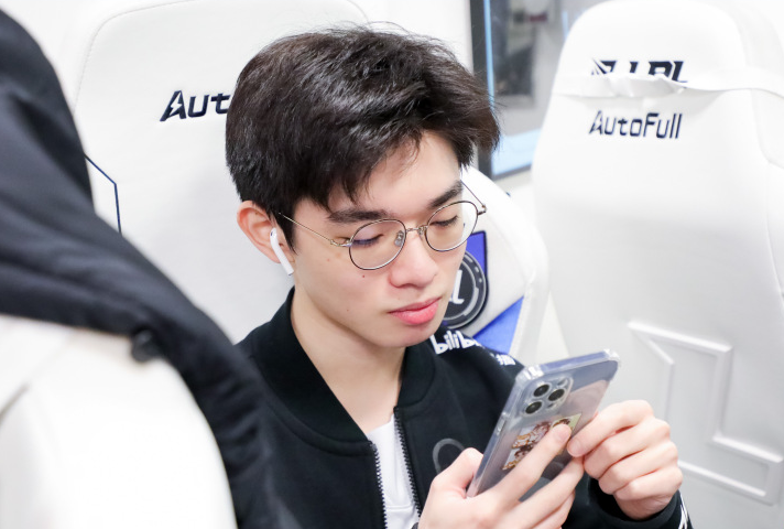 BLG雪藏Uzi引发不满，草莓微博发文炮轰：没有乌兹谁看你比赛？