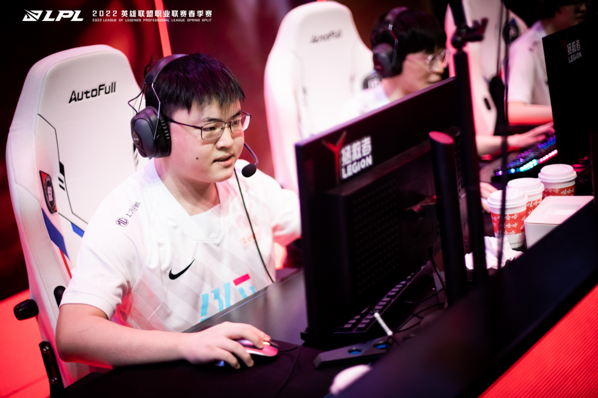 BLG内部问题频出，Uzi登场也无力回天，马老师称BLG季后赛都难进