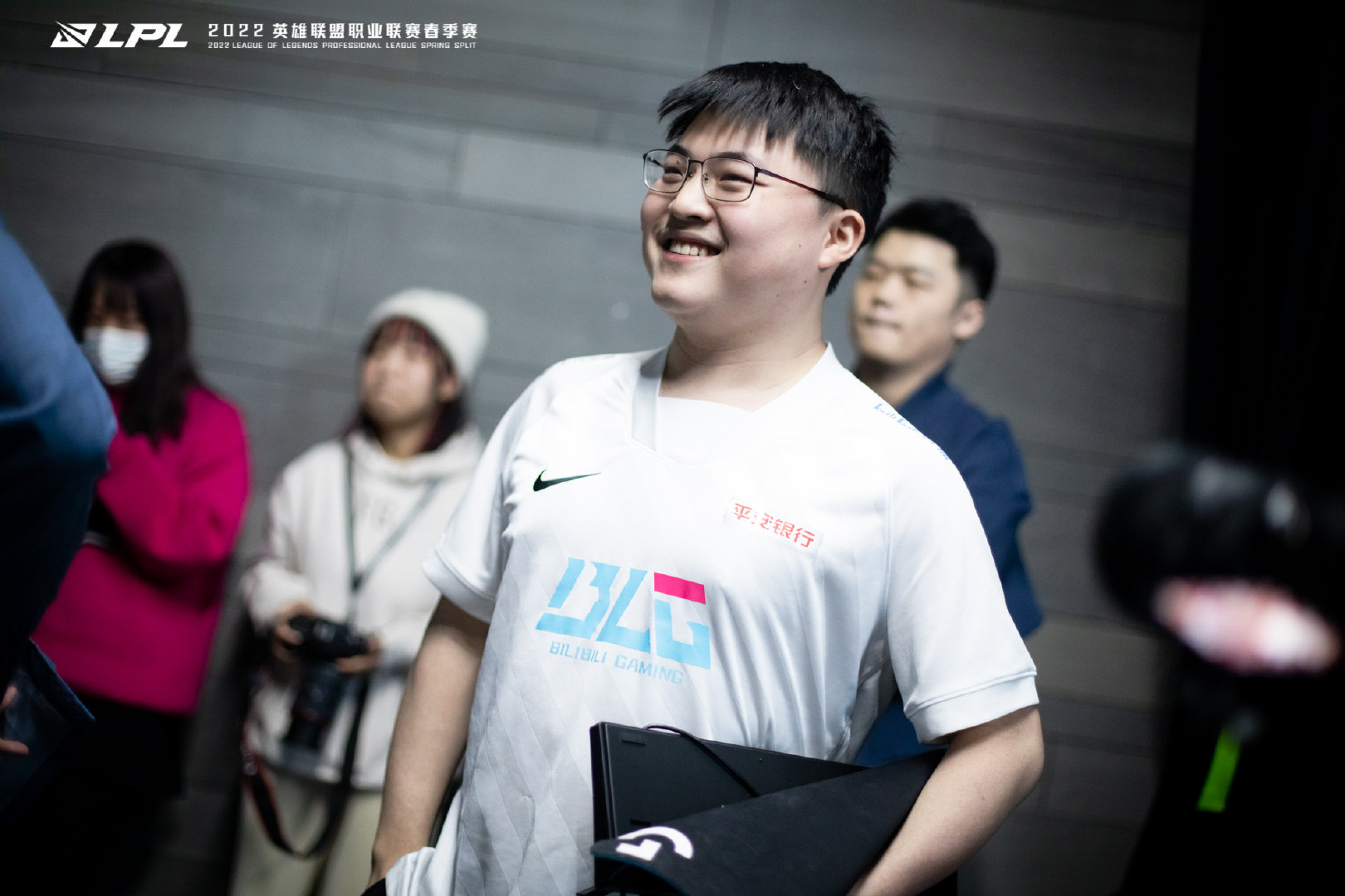 LPL明日三大惊喜：Uzi回归首发阵容，V5实验XLB，韩服第一辅助上场！