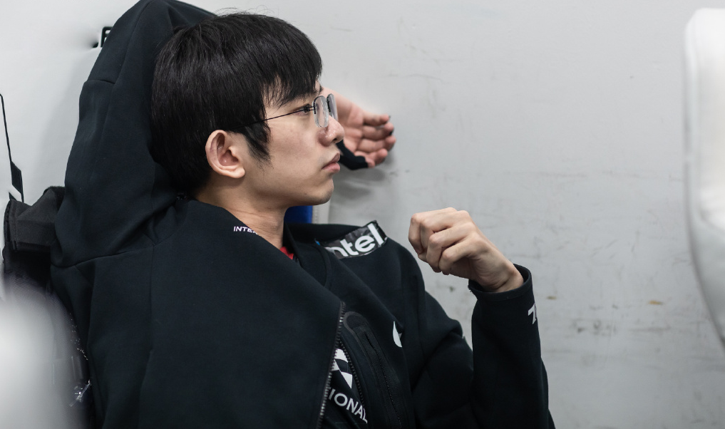 Uzi泽丽强势开团，BLG首局力克EDG，弹幕被神承包