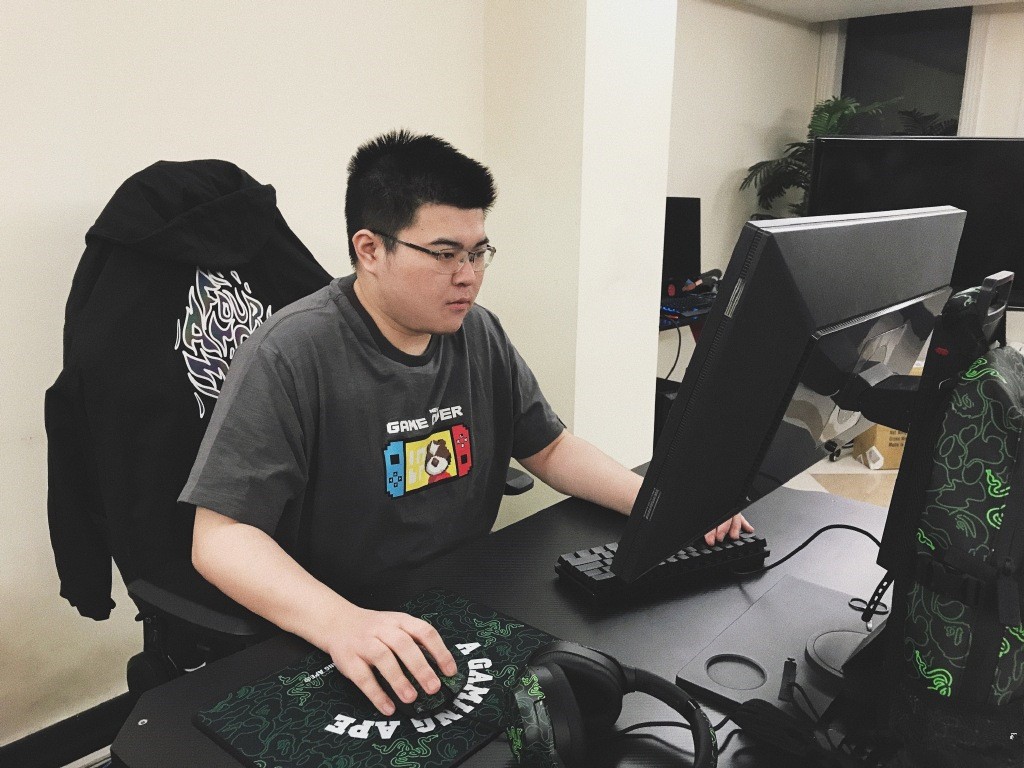 4AM韦神在线解说PCL，看到17shou一挑六以后，夸赞他枪法精湛