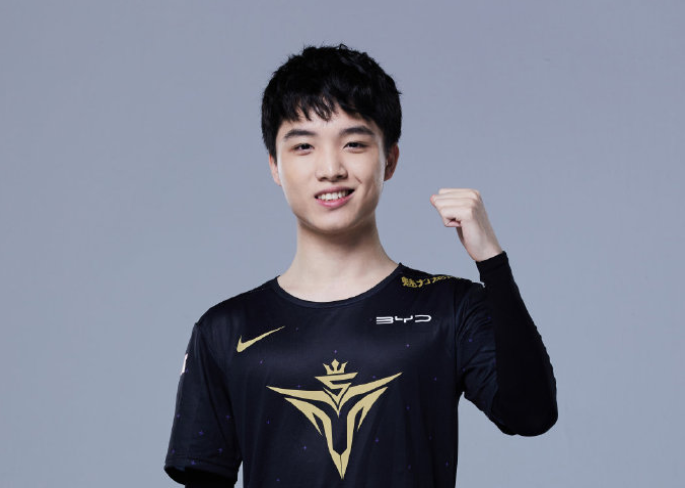 “Uzi继续首发”，LPL首发变动：XLB首发，Karsa替补！FoFo大战cryin