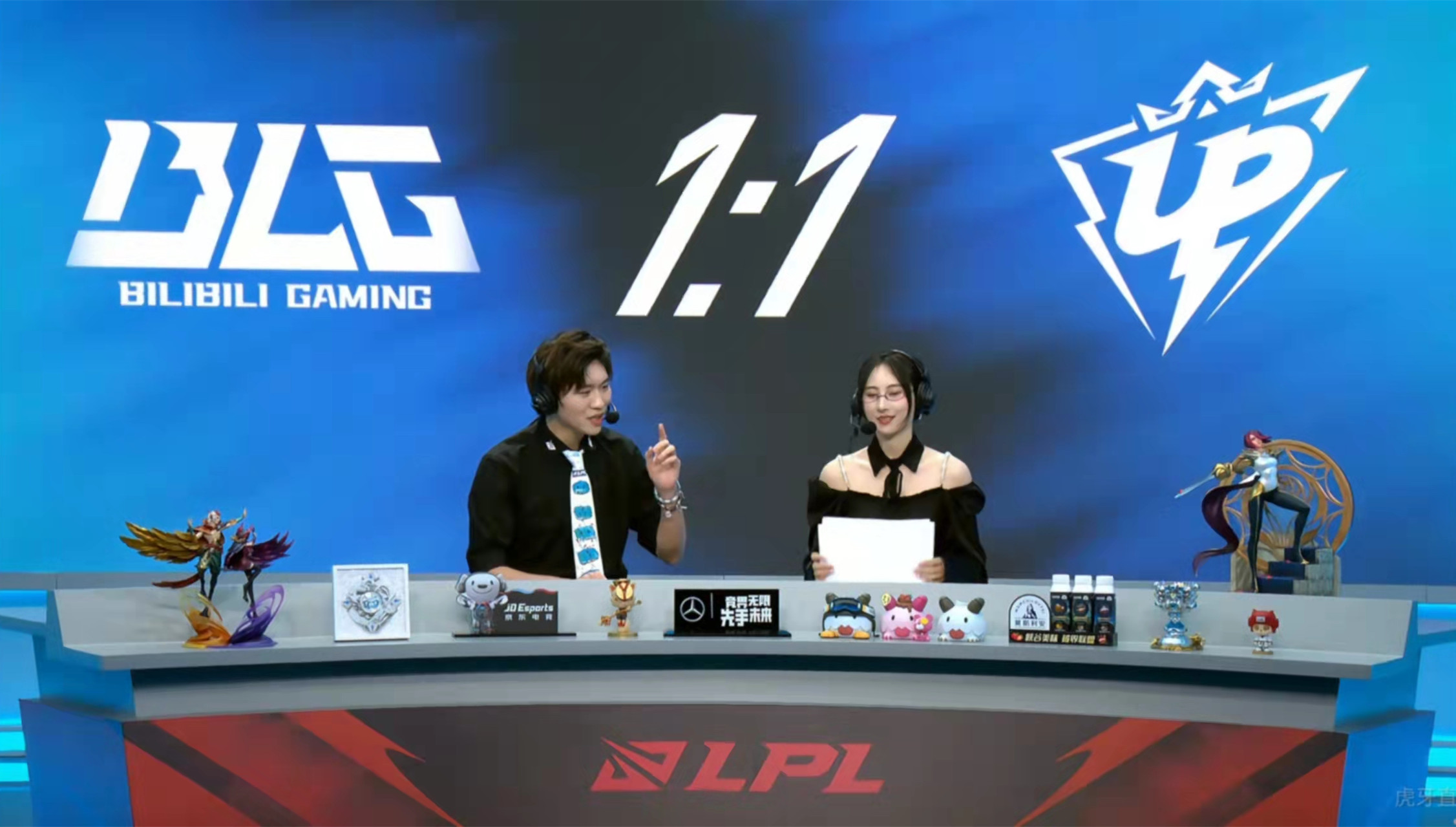 为了给Uzi加油，鼓鼓身穿清凉吊带装比Rita更有料，像小钰一样美