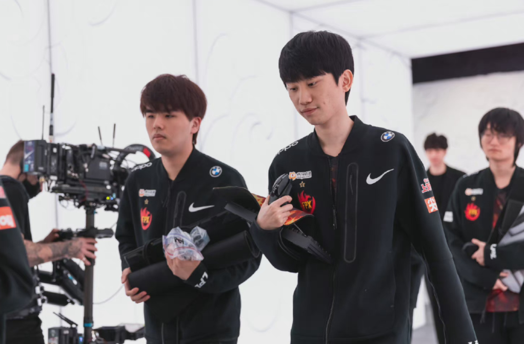 FPX险胜OMG，Lwx深夜私聊前队长Doinb，季后赛席位确定在即