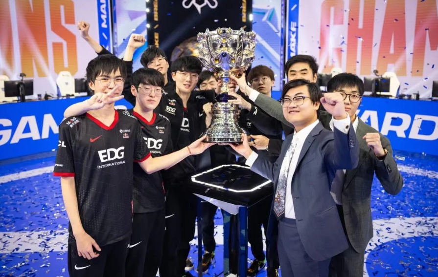 “EDG冠军皮肤太帅了！”EDG皮肤原画全曝光，破败王八块腹肌C位出道，圆脸佐伊可爱亮相