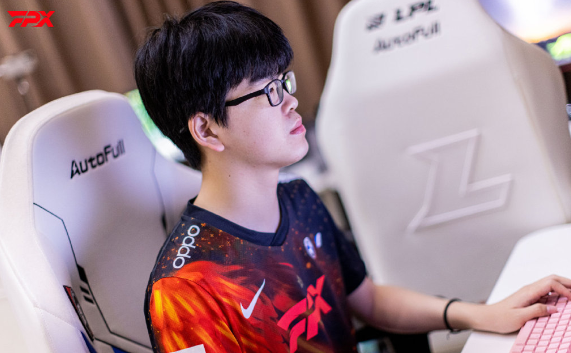 北伐中断！FPX败给OMG后，官博沦陷！粉丝不满：牛排什么时候下课