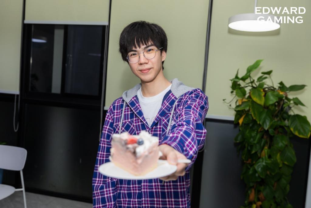 jiejie沦为替补！EDG更换阵容：junjia首发迎战LGD