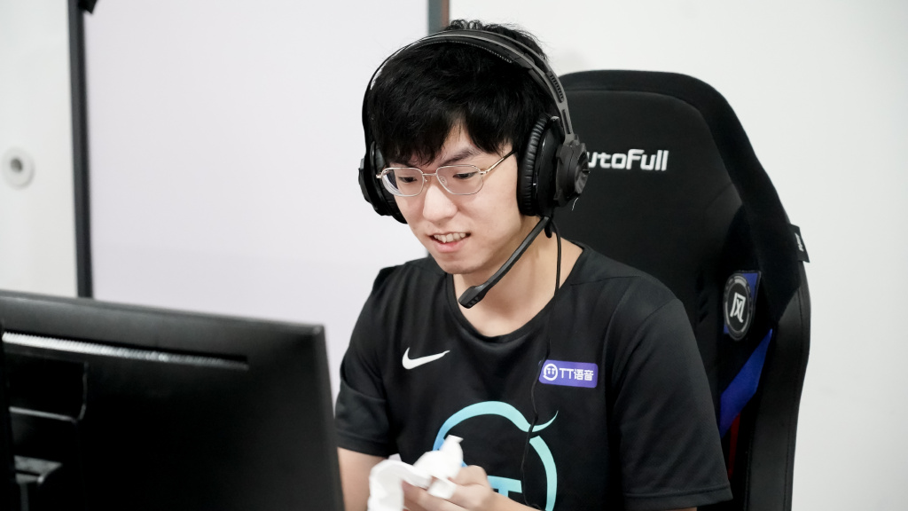 收获小小迷弟！Doinb：TT中单特别喜欢我，还托人加我微信