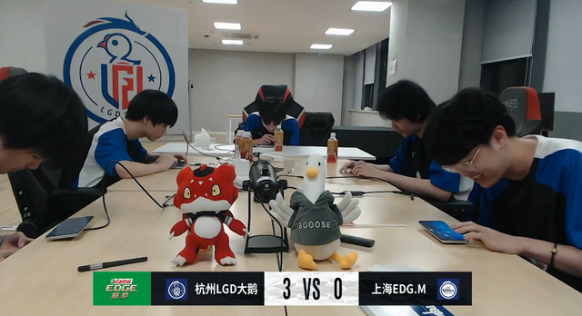 LGD大鹅零封EDGM，逆风全靠久龙疯狂C，保留晋级下一轮的希望