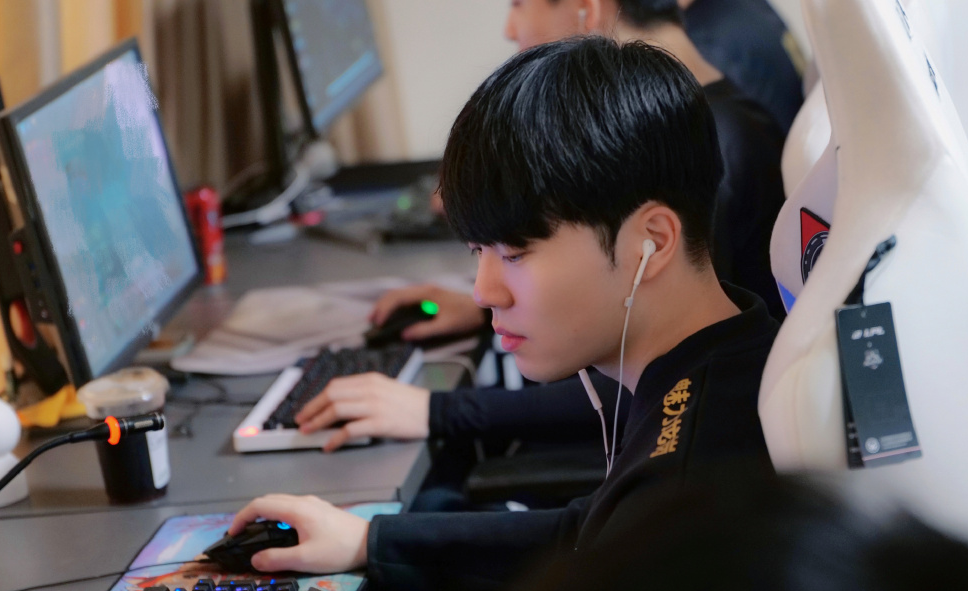 V5状态低迷，OMG以下克上成功！RNG恐成为最大赢家