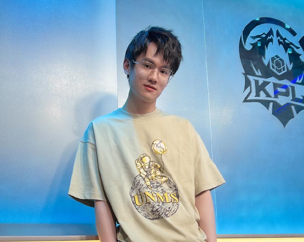 解说瓶子首秀炸出KPL全员女神？灵儿颜值只算第二，第一小鹿实锤