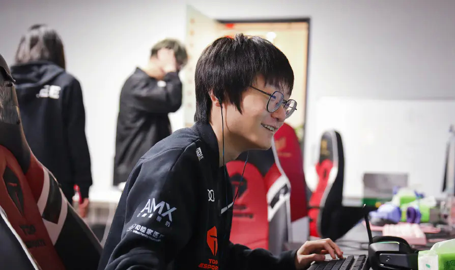 S12的WE卖季后赛门票，代表LPL出征S12世界赛的战队会有黑马吗？