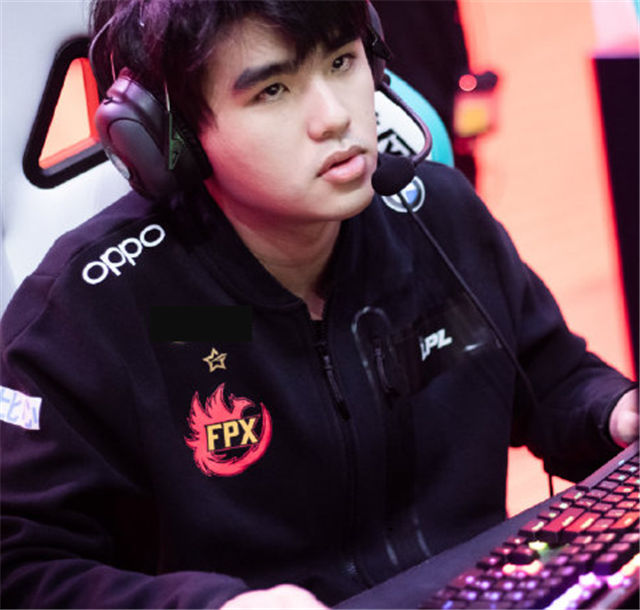 宝蓝找队本来很稳，可惜他们选便宜辅助，ning：lwx就比viper强