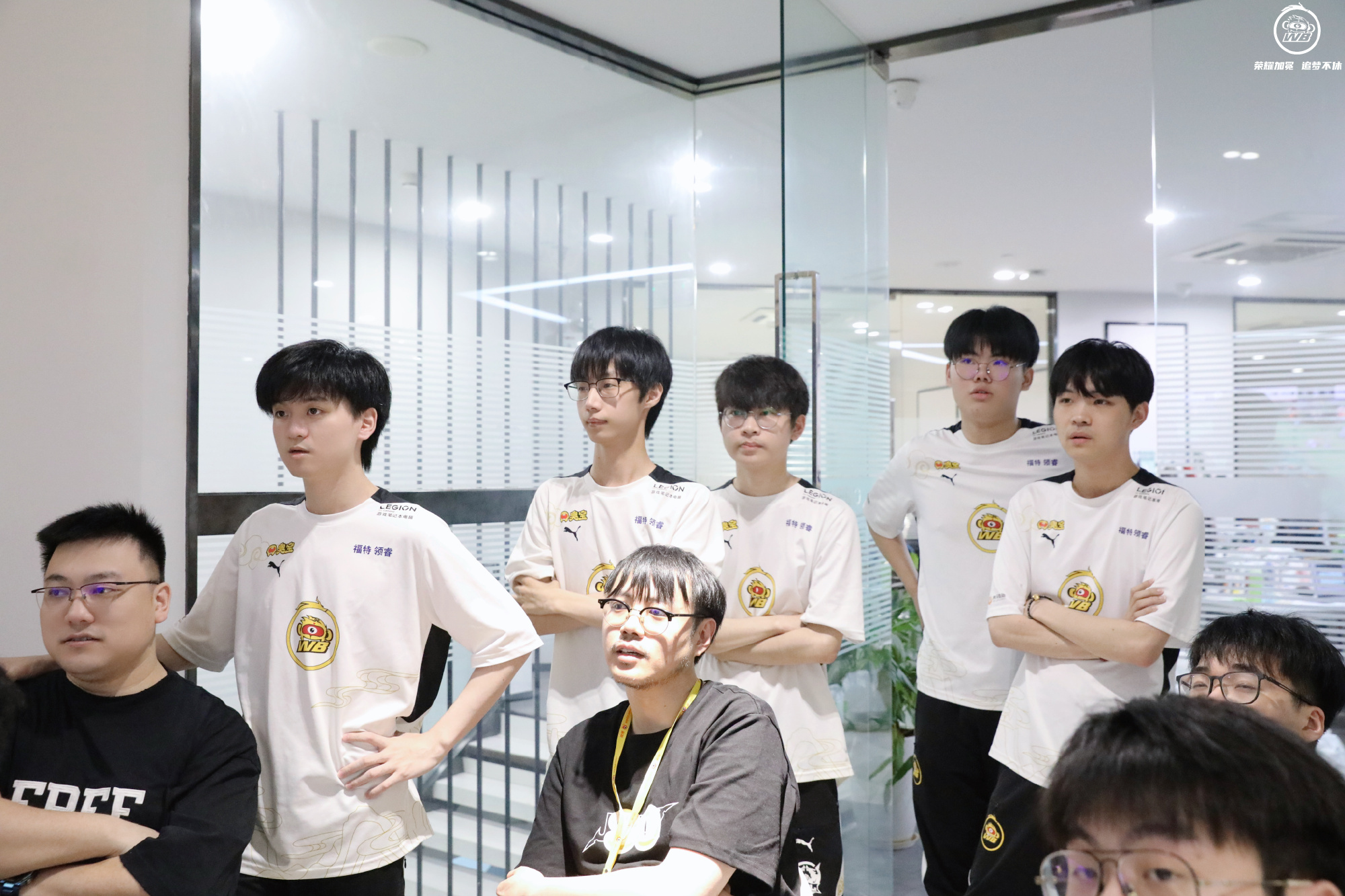 狼队4-2WB，小胖力压暖阳，fly状态不错，花卷的火舞太离谱了