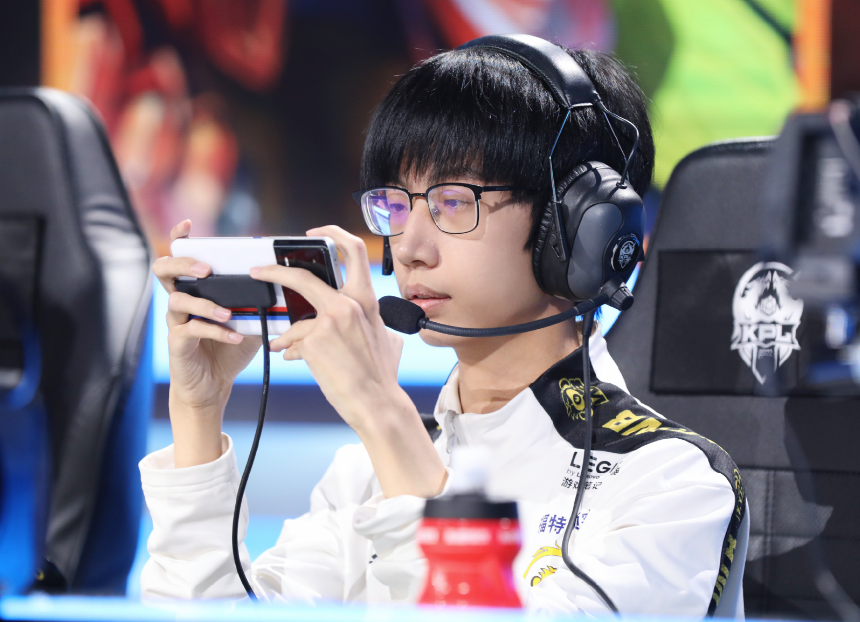 狼队4-2WB，小胖力压暖阳，fly状态不错，花卷的火舞太离谱了