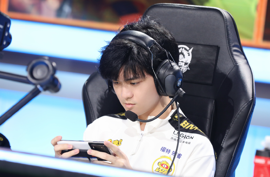 狼队4-2WB，小胖力压暖阳，fly状态不错，花卷的火舞太离谱了