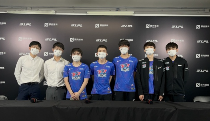 笑笑西卡又蹭热度？直播宣称：“愿花600万赌Doinb夺冠”