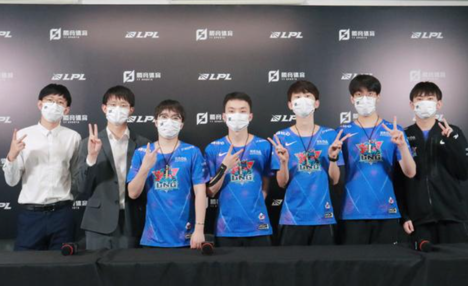 笑笑西卡又蹭热度？直播宣称：“愿花600万赌Doinb夺冠”