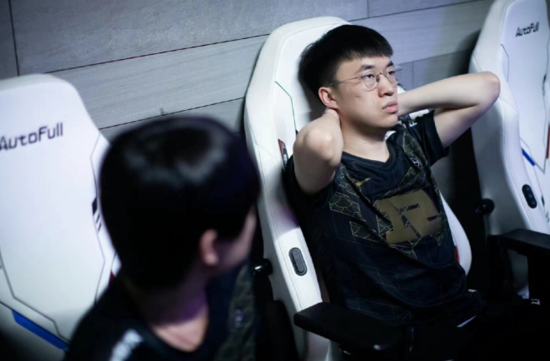 JDG让RNG铁粉梦碎！红米“痛苦面具图”火了，369赛后格局拉满