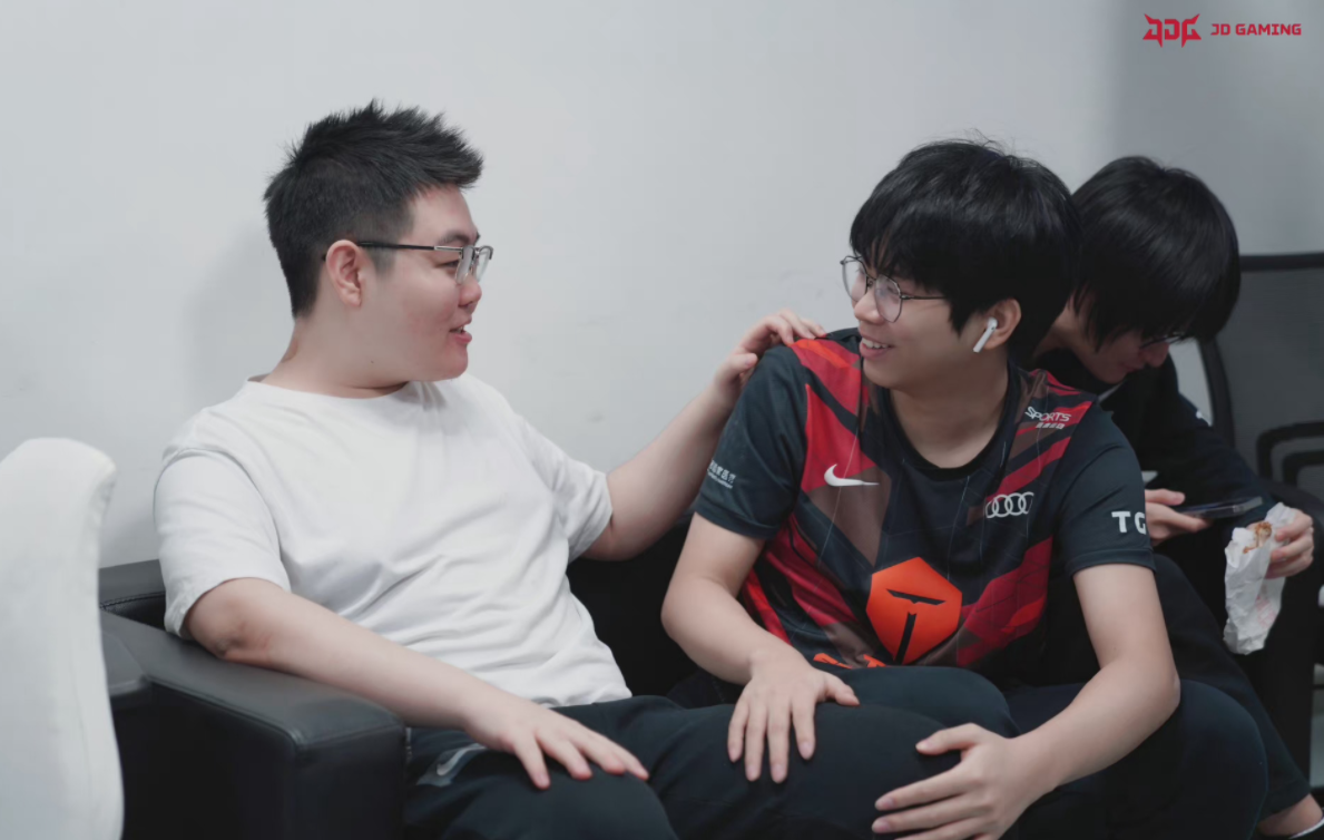 JDG让RNG铁粉梦碎！红米“痛苦面具图”火了，369赛后格局拉满