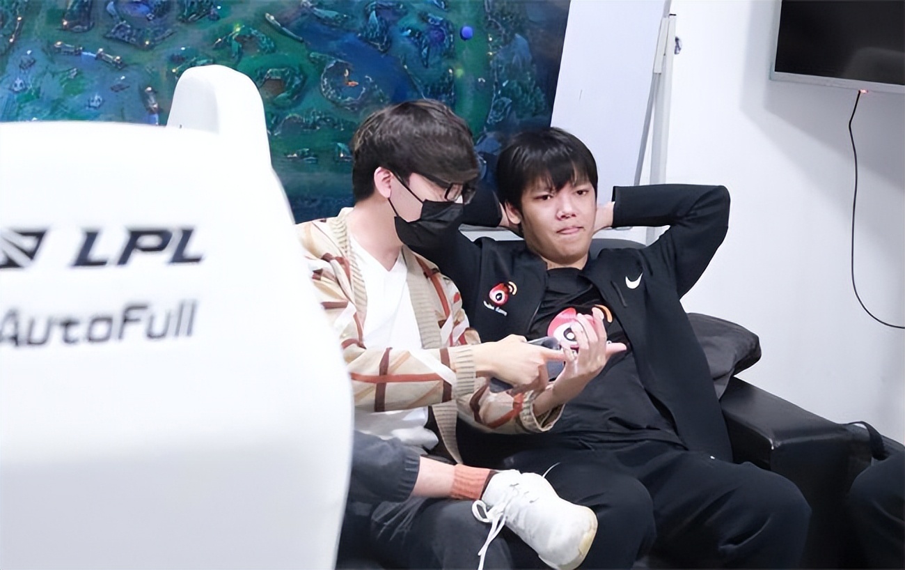 看懂比赛的不会骂我！Huanfeng开播被喷反怼，观众：2项数据垫底