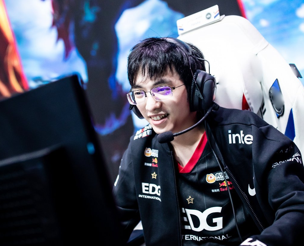 “RNG不配参加S赛！”EDG让二追三晋级S12，小虎再现经典两件套