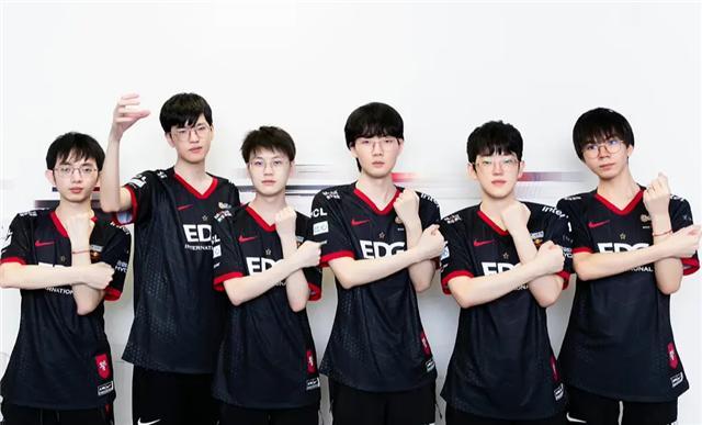 不到一天时间，RNG、EDG冒泡赛热度与夏决持平，难怪联盟偏向他们