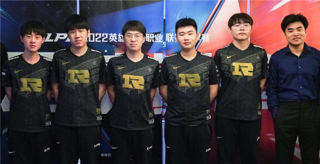 不到一天时间，RNG、EDG冒泡赛热度与夏决持平，难怪联盟偏向他们