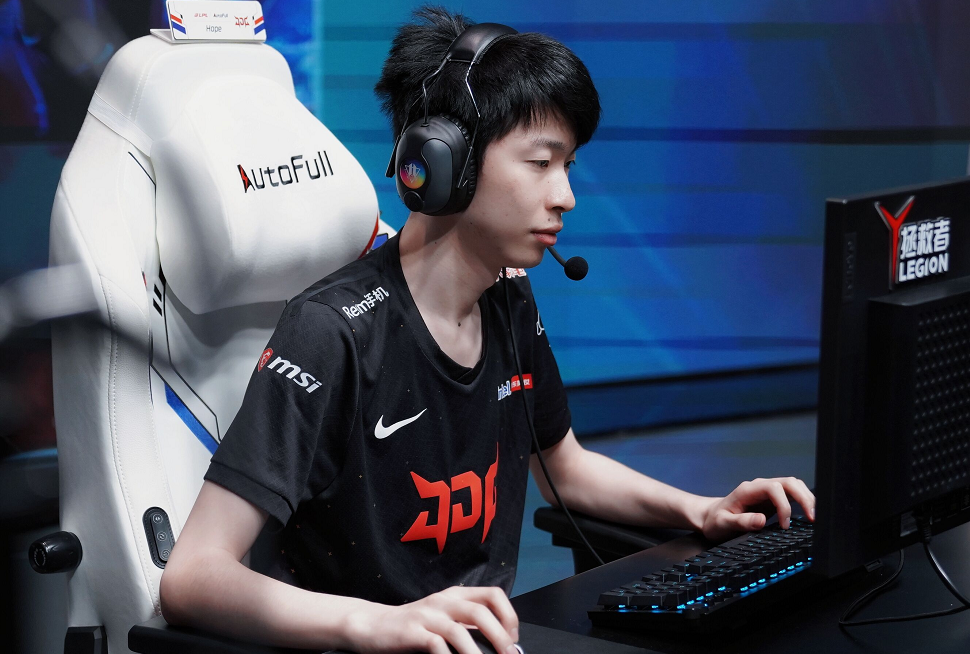 这才是“莫欺少年穷”？Hope被两次下放LDL，归来后终夺LPL冠军！