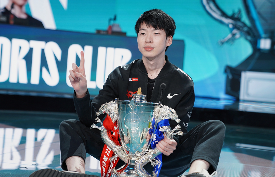 这才是“莫欺少年穷”？Hope被两次下放LDL，归来后终夺LPL冠军！