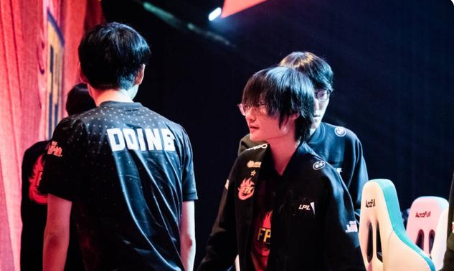 FPX昔日队友已成仇人，巴黎人一夜梦碎，全因S9的FMVP归属