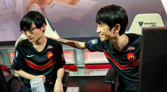 FPX昔日队友已成仇人，巴黎人一夜梦碎，全因S9的FMVP归属