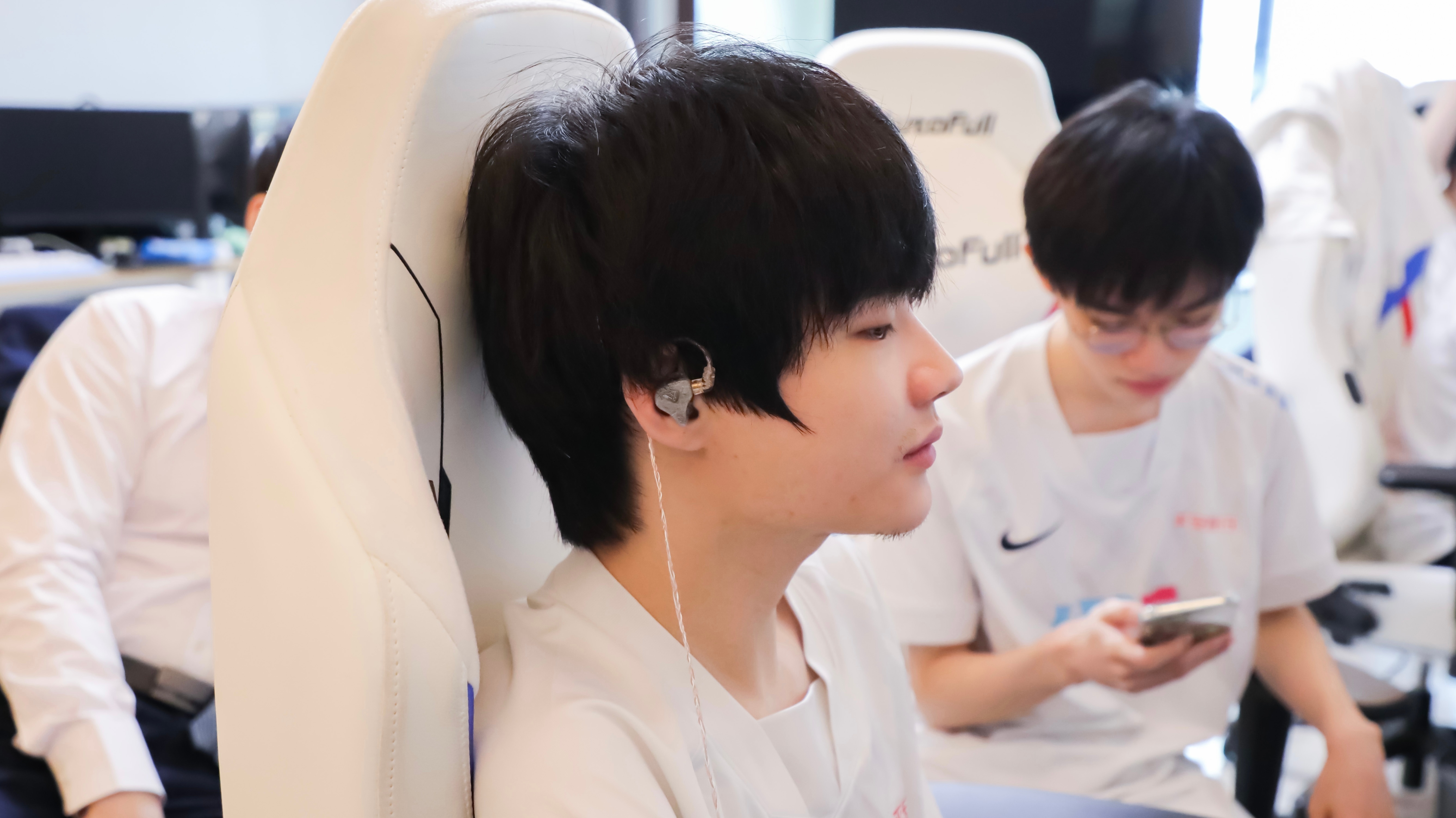 lqs不满CP粉炒作与FPX撕破脸，知情人透露：S9奖金xinyi一分没给