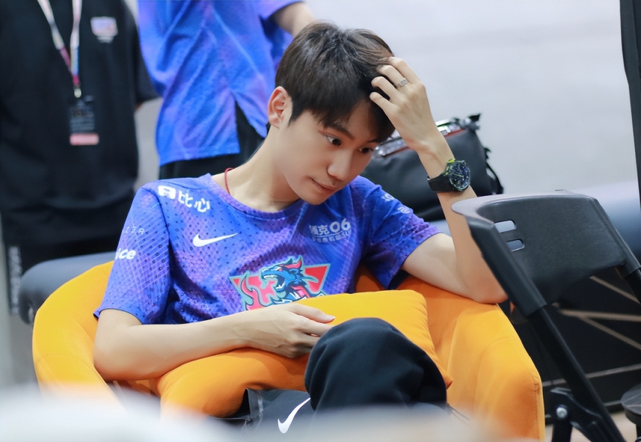 Doinb辟谣加盟BLG：网上说的全假的，明年合同到期选手至少三十个