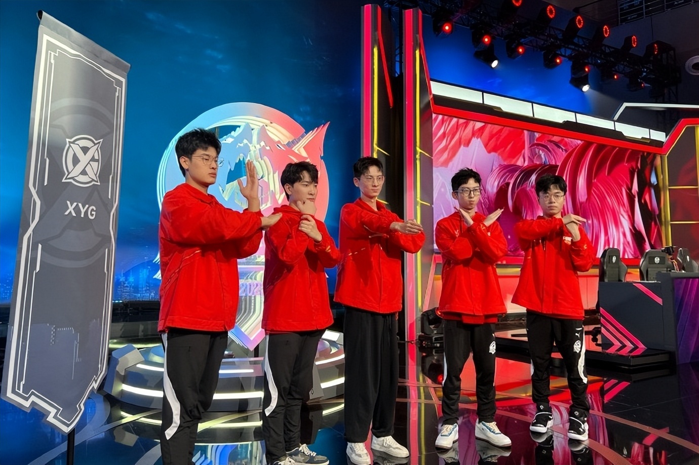 王者荣耀：XYG斩获雷霆杯冠军，张大仙喜提美国分仙，在酒吧蹦迪