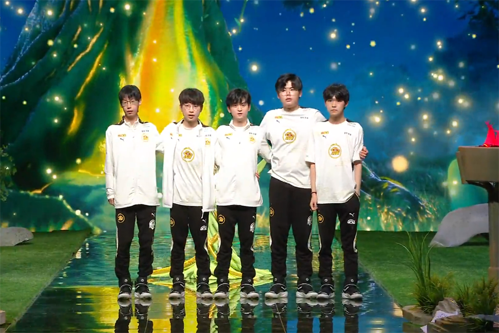 WB2比1击败KSG完美收官，小组赛全胜晋级，白白替补登场拿MVP