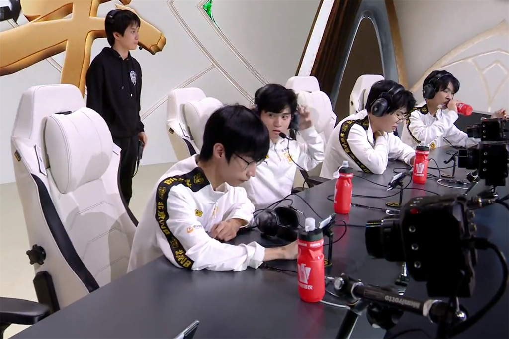 eStar斩获挑战者杯总冠军，子阳成首位FMVP辅助，巅峰对决险胜WB