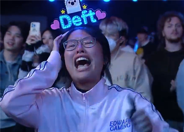 Deft击败阿水亮KT队标，女粉落泪，却因身上队服被讨论整整一天