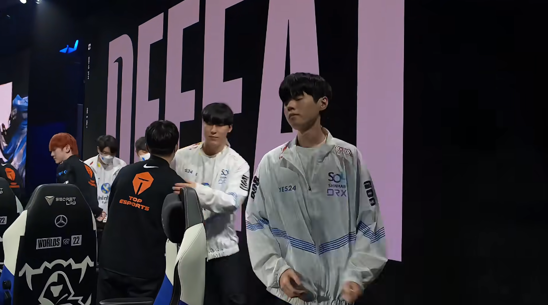 Deft击败阿水亮KT队标，女粉落泪，却因身上队服被讨论整整一天