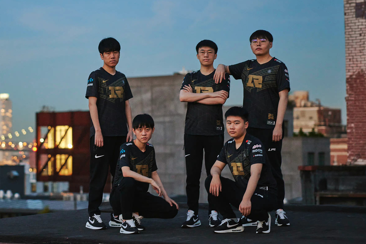 EDG与T1携手晋级8强！Faker打破Uzi纪录，RNG传来坏消息