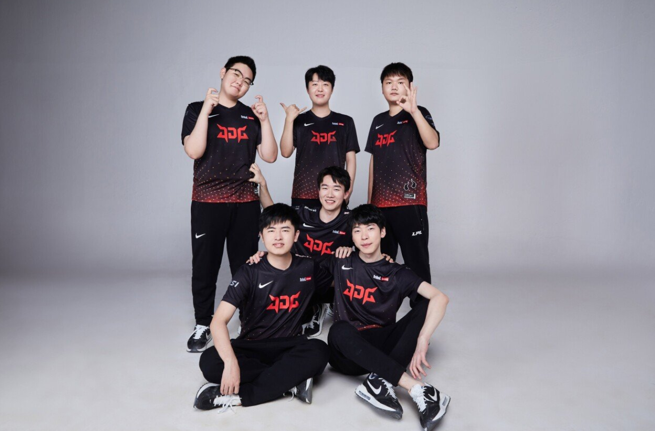 外网热议JDG击败EG：JDG世界最强！从没见过LPL战队小组赛这么猛