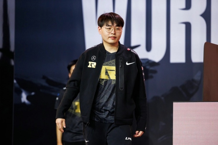 全靠呼吸哥一人硬撑？RNG输给GEN，双方加赛1局决出小组第一