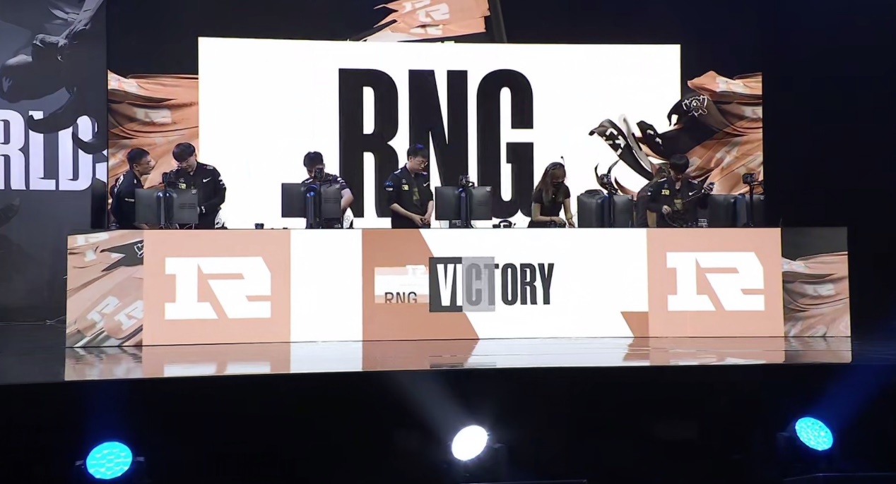 解说长毛复职LPL，遭到观众抵制！世界赛嘲讽RNG，还辱骂所有观众