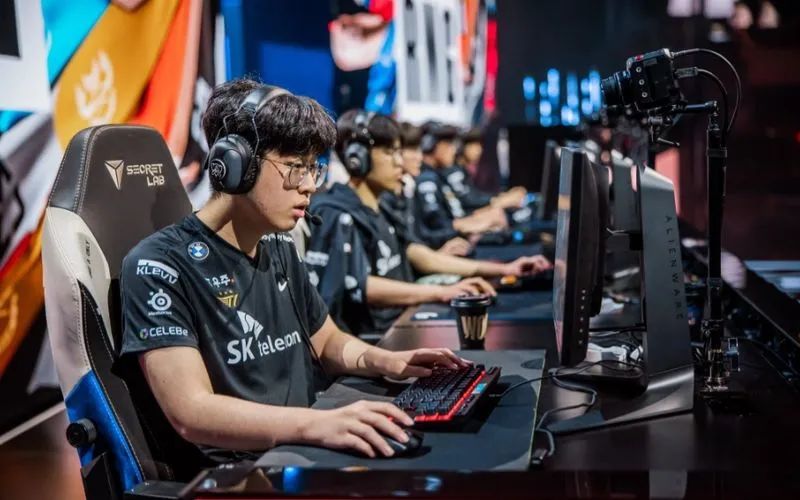 T1 3-0拿下RNG，晋级半决赛；FNC教练：决赛要是T1打EDG，A组是世界赛最难的小组！